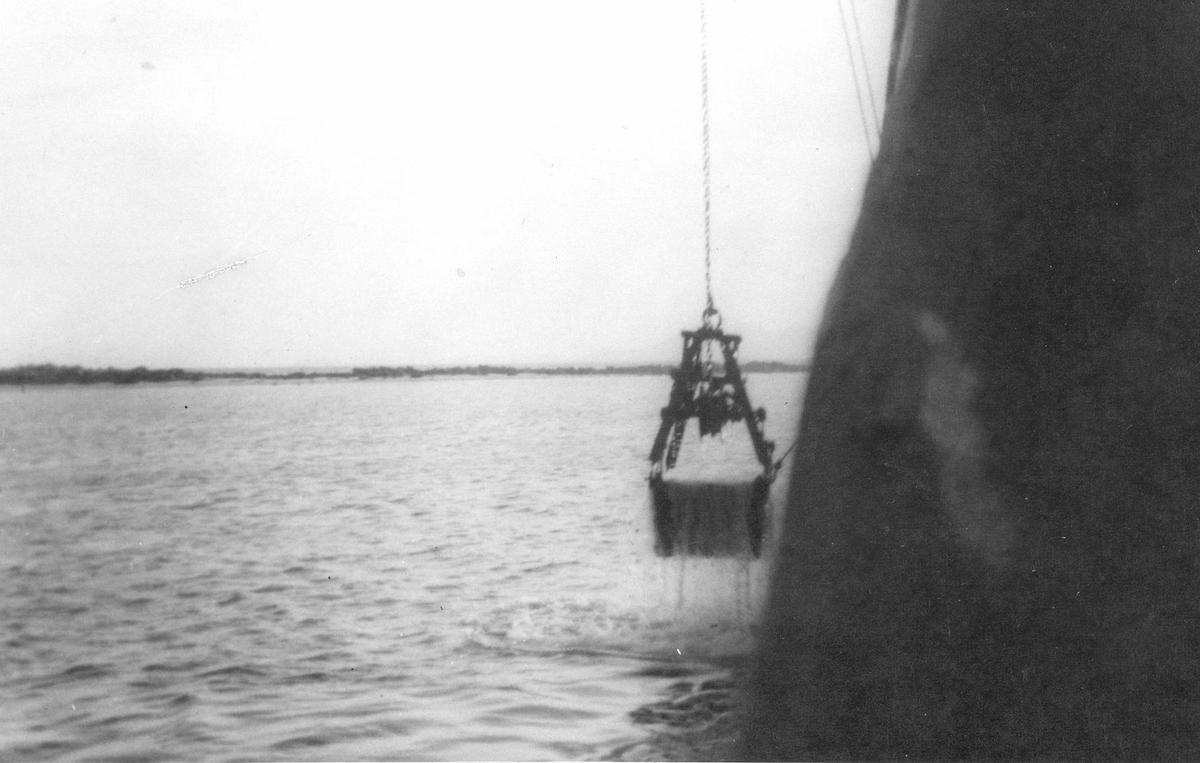 Winstone's water transport vessels: 1930 Schooner-rigged scow ...