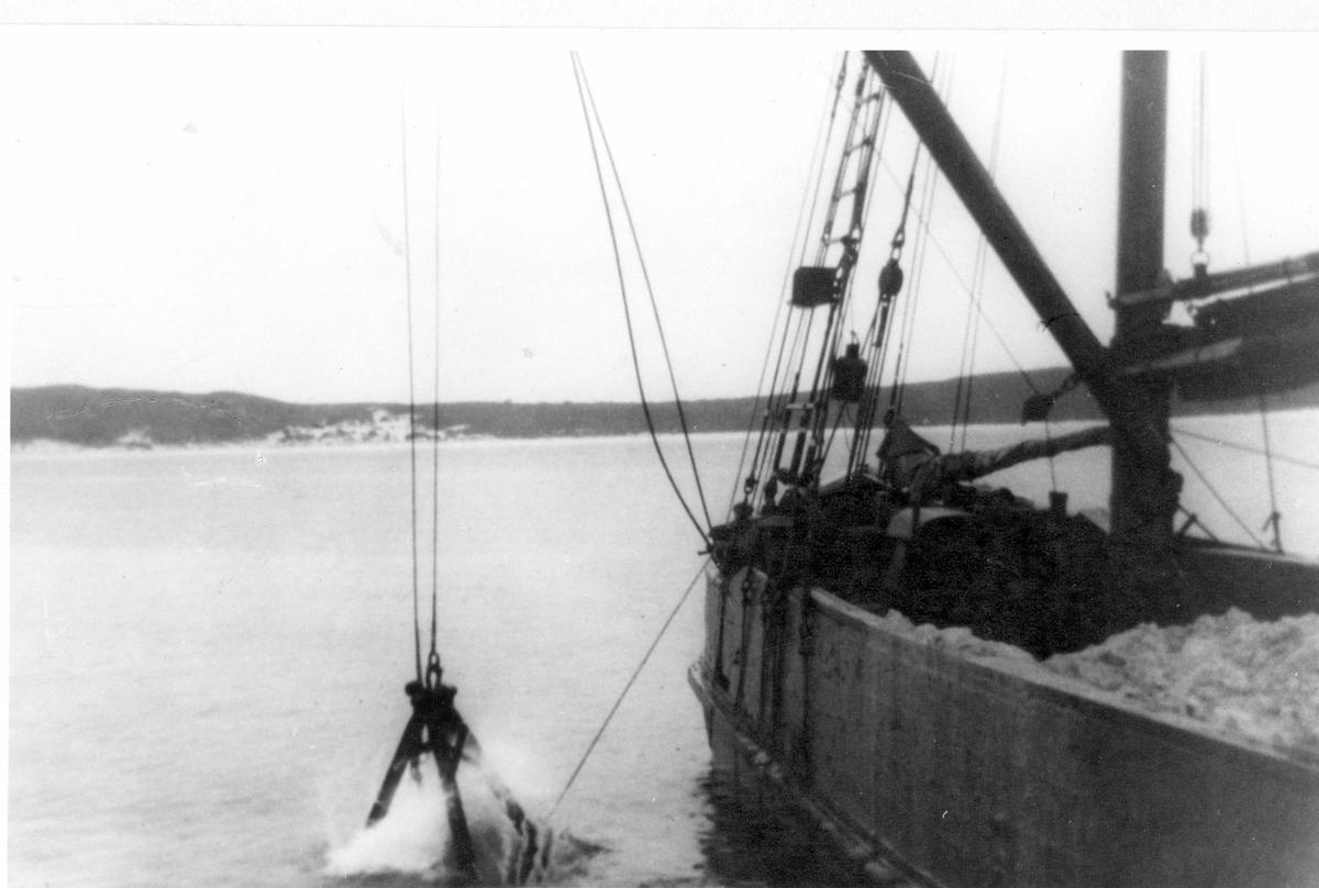 Winstone's water transport vessels: 1930 Schooner-rigged scow ...